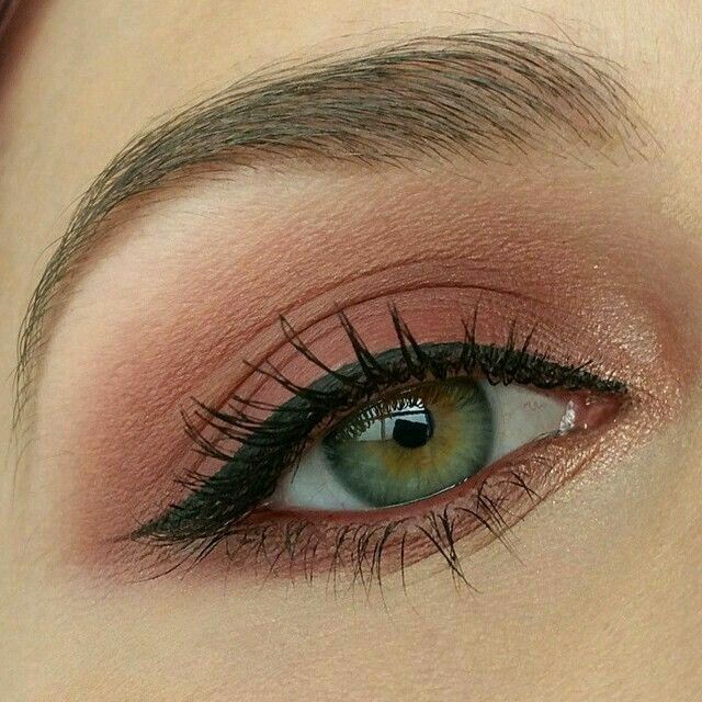 Green Eyes: Uncovering the Secrets of a Rare Color – A CUP OF NOVELTY